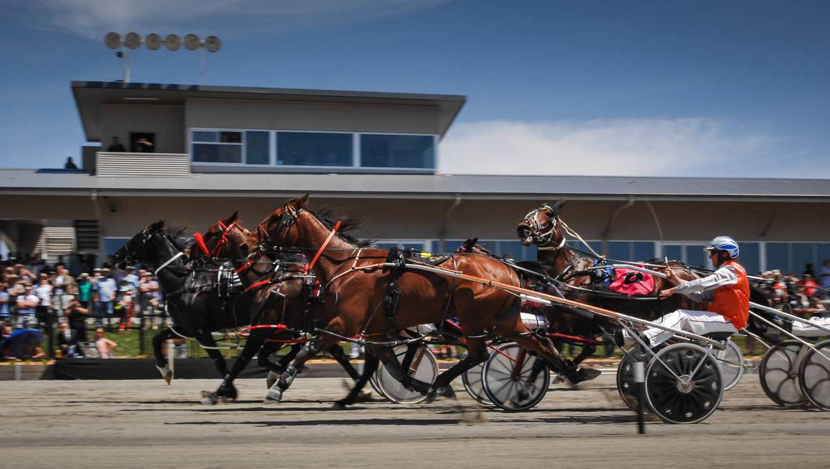 2018 BATHURST GOLD CROWN CARNIVALTOUR - Harnessbred